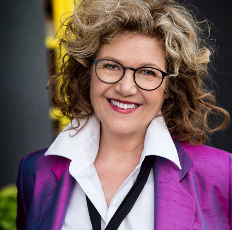 Vicki Larnach Hare • Maestra